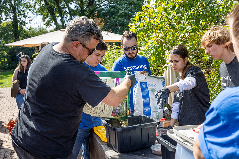 Samsung Day of Service: Employees Join Forces with City Green ...
