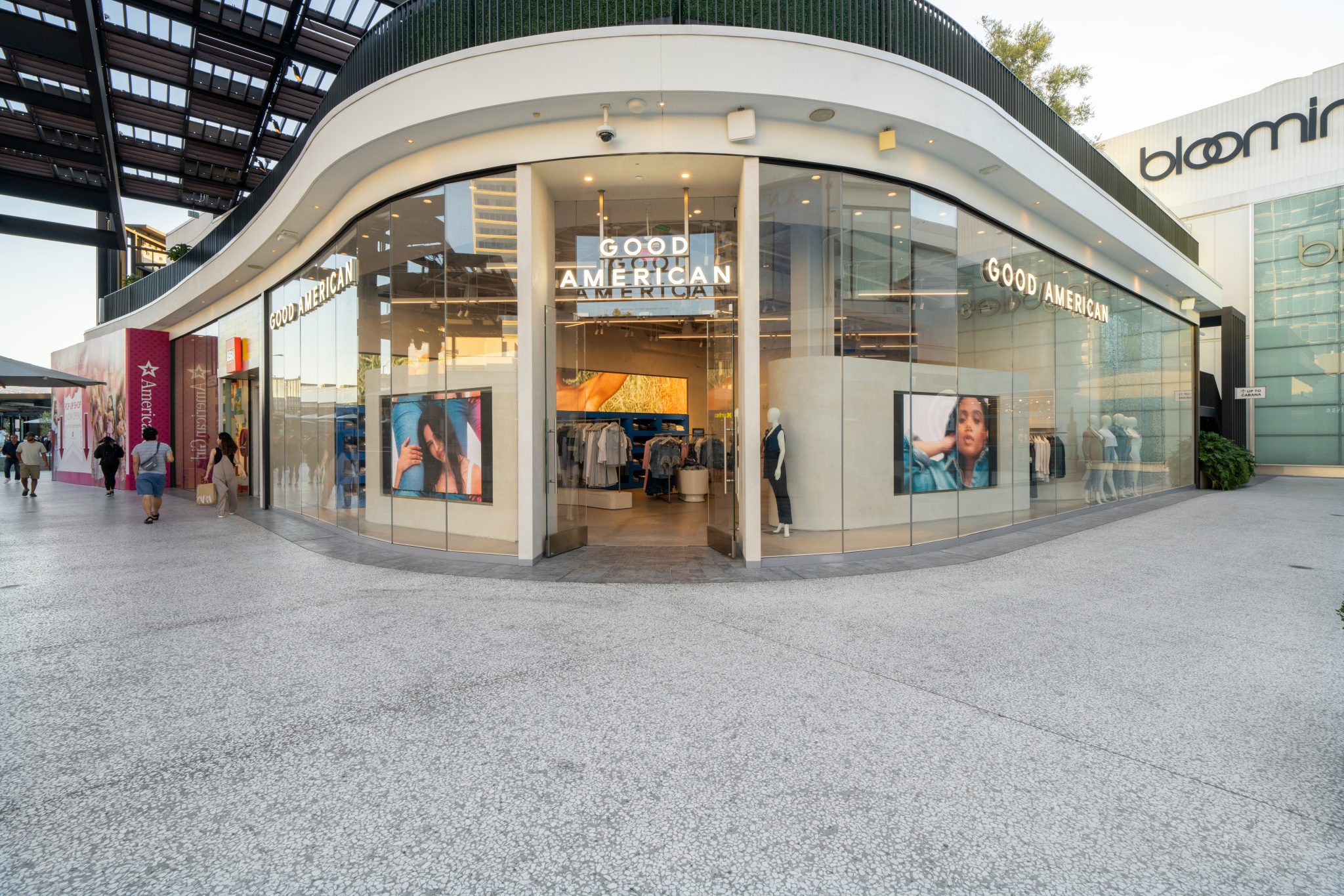 Samsung Outfits an Immersive Shopping Experience at Good American’s ...